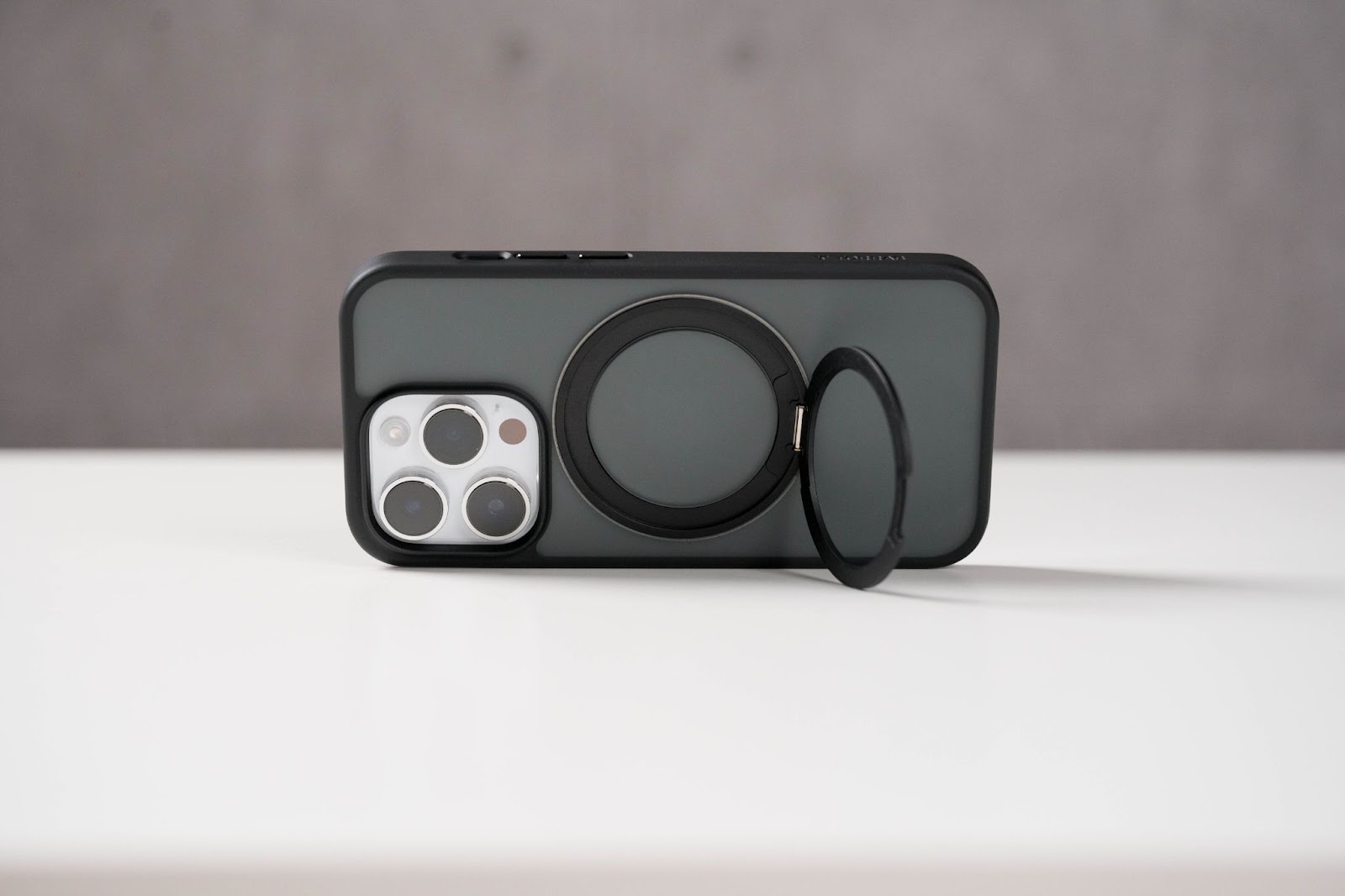 一次擁有：TORRAS Ostand Pro iPhone 防摔手機殼開箱